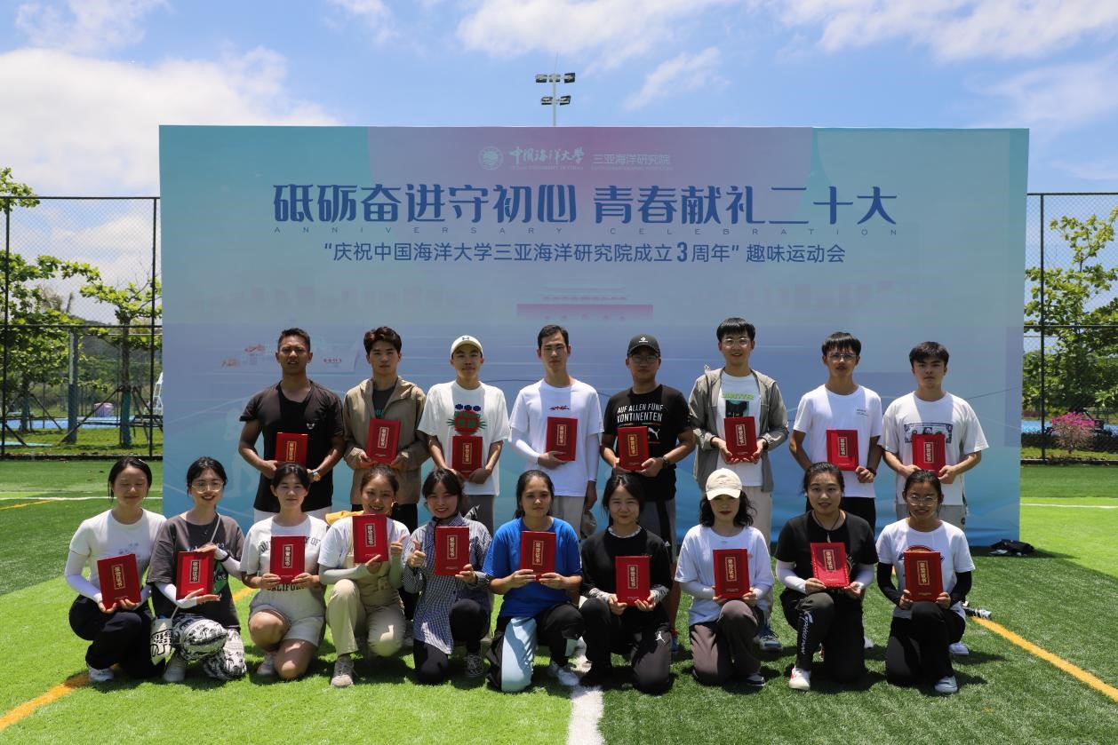 图 3 ：获奖代表队合影