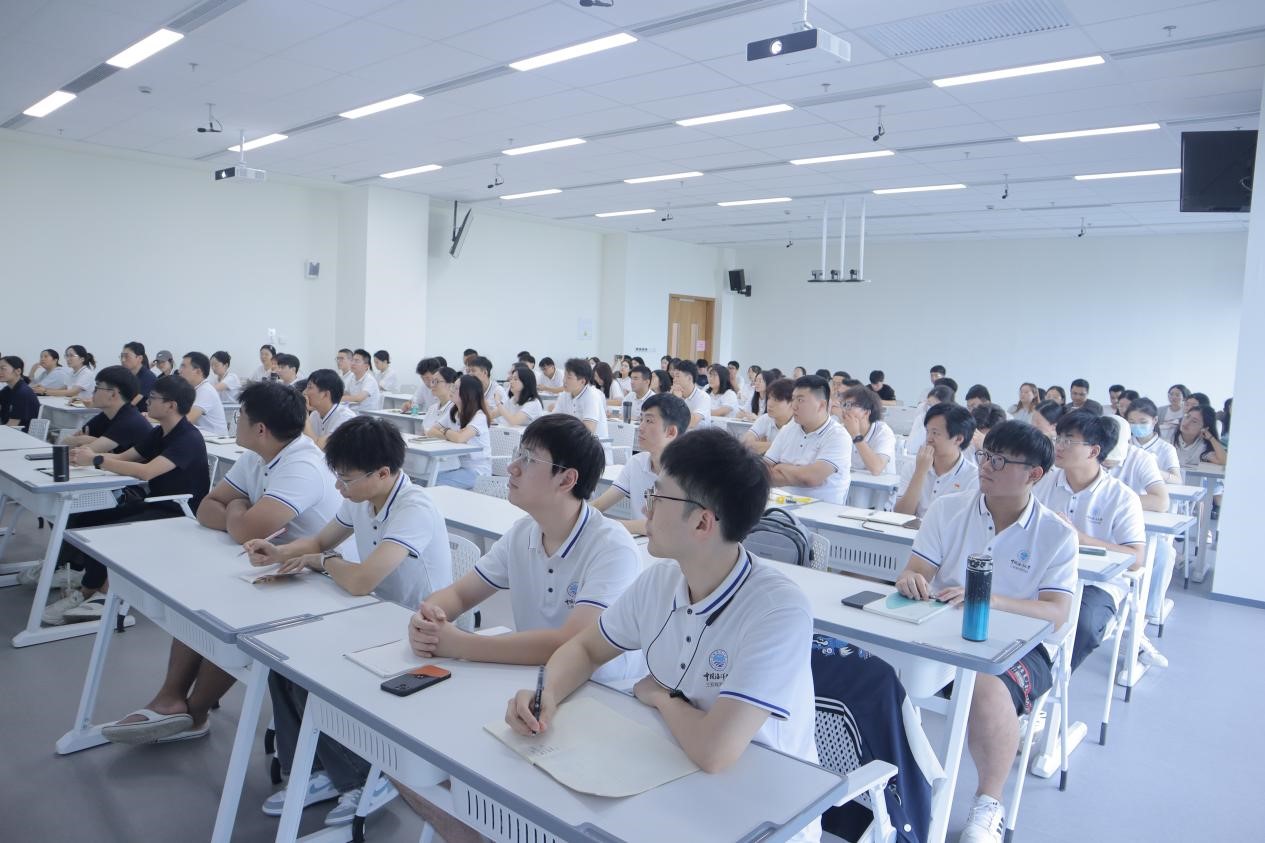 图 2 ：专题党课现场